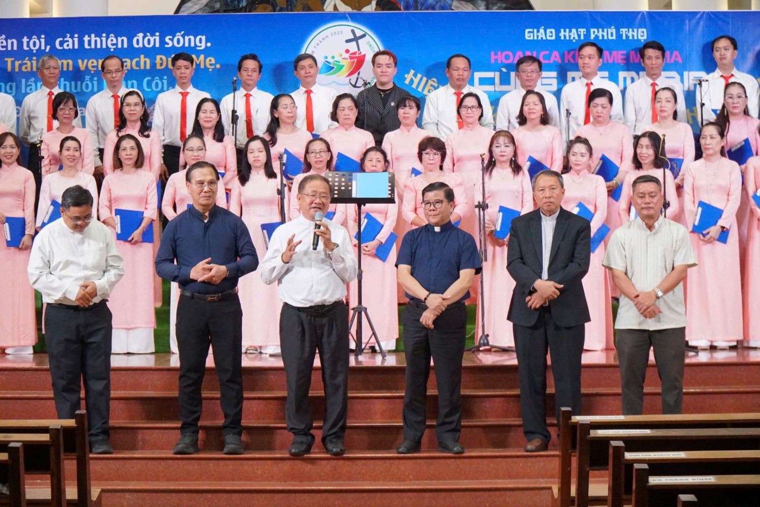 Đêm Thánh ca “Cùng Mẹ Maria hiệp hành trong Năm Thánh Hy Vọng”